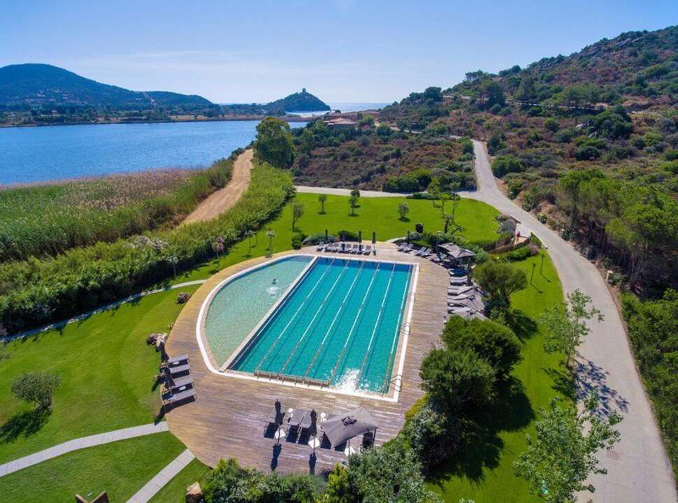 Baia di Chia Resort Sardinia, Curio Collection by Hilton in Chia - dé VakantieDiscounter